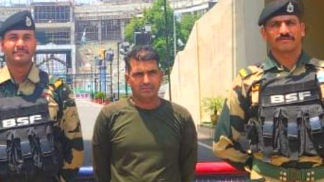 ২১ দিন পর পাকিস্তানের বন্দিদশা থেকে মুক্ত হলেন বিএসএফ জওয়ান পূর্ণম সাউ ...
